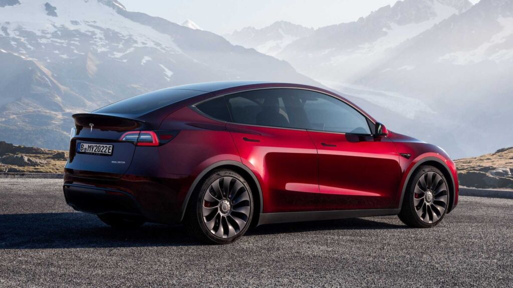 Tesla Model Y 2025: gamma completa e prezzi in Italia